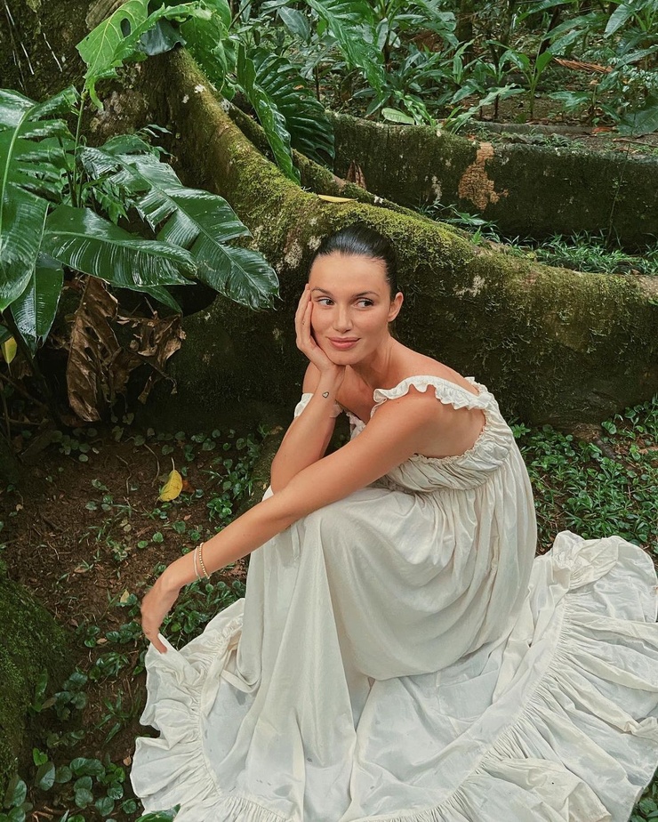 Hailey Outland picture