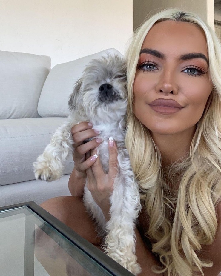 Picture of Lindsey Pelas