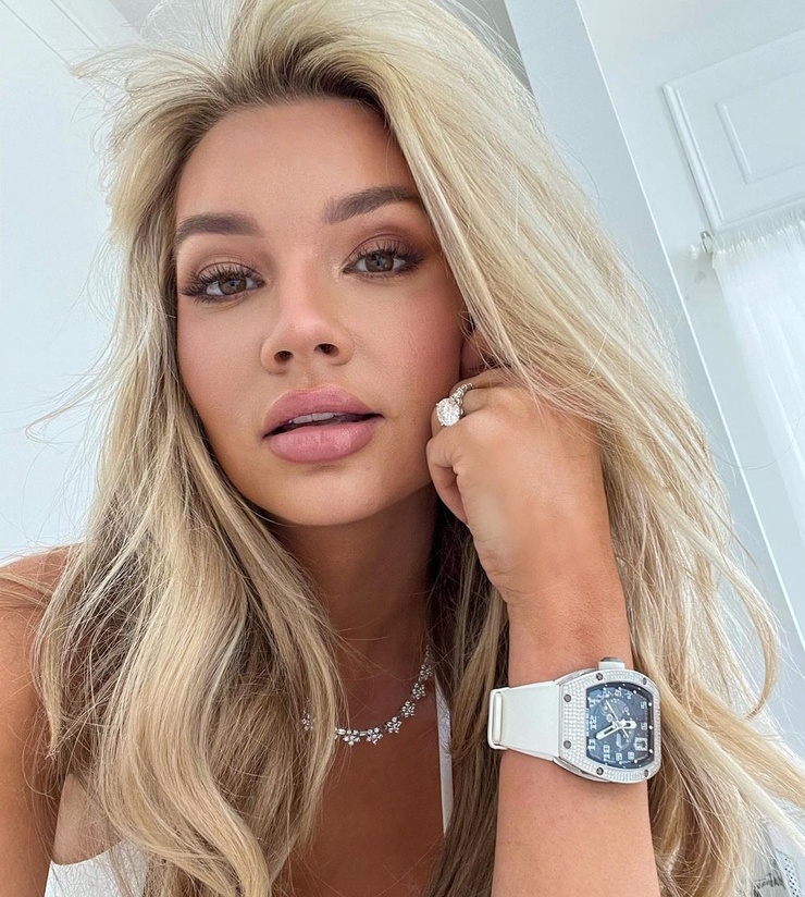 Picture of Alexa Collins