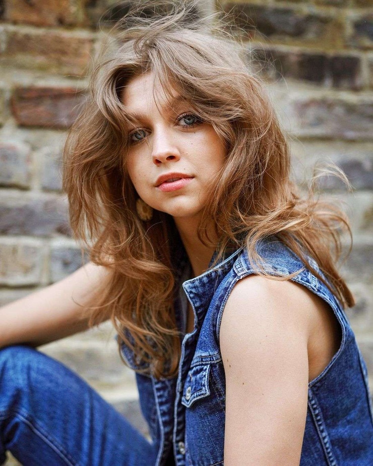 Jess Radomska picture