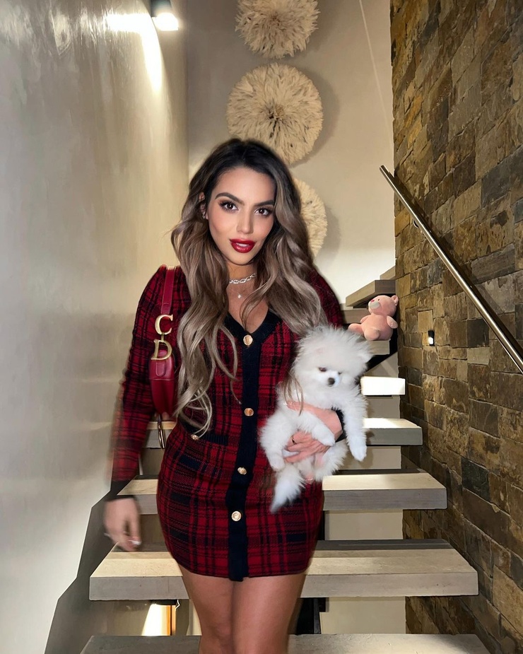 Image of AraQueenBae