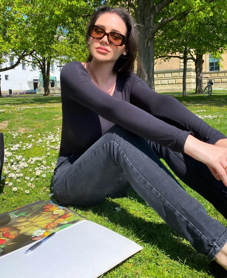 Picture of Alina Lewis.