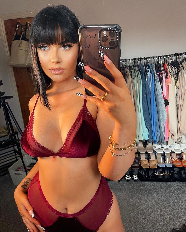 Picture of Chloe Bain