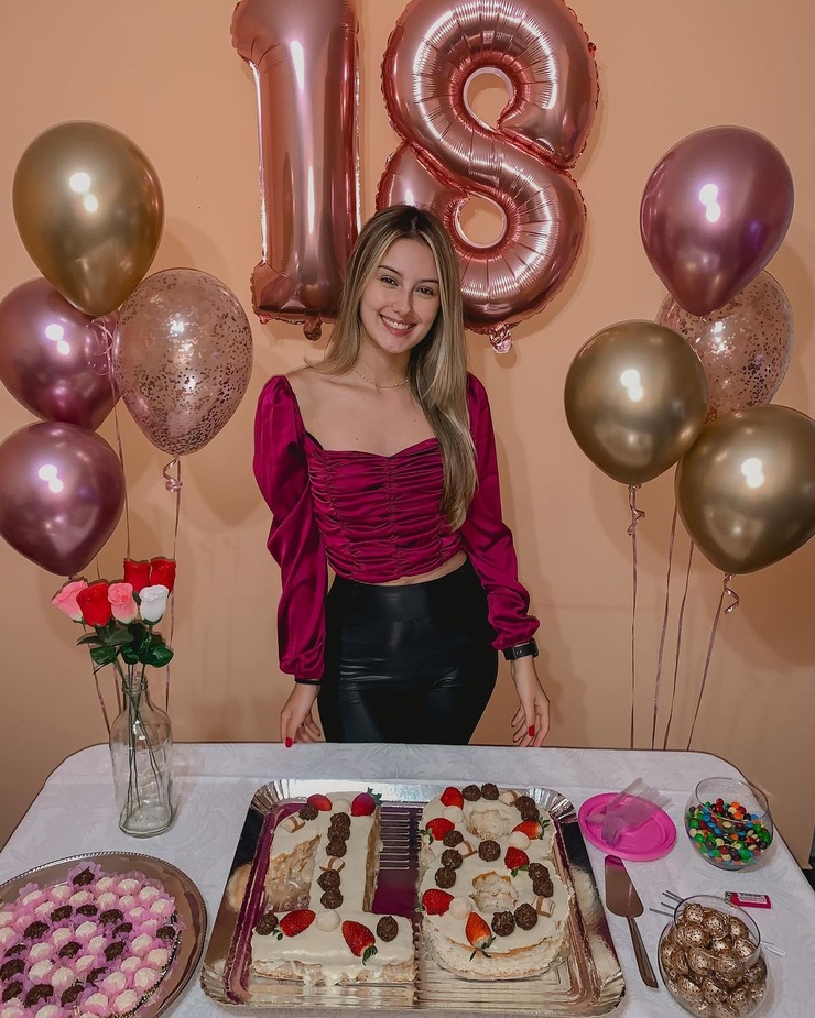 Amanda Medeiros image