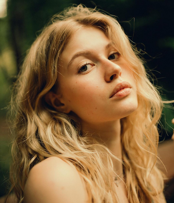 Picture of Luna (model)