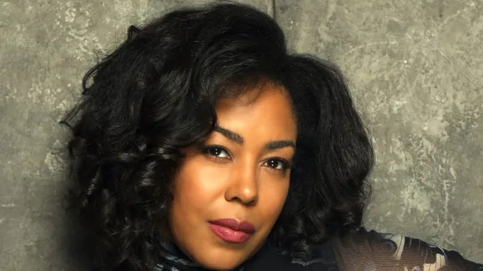 Picture of De'Adre Aziza