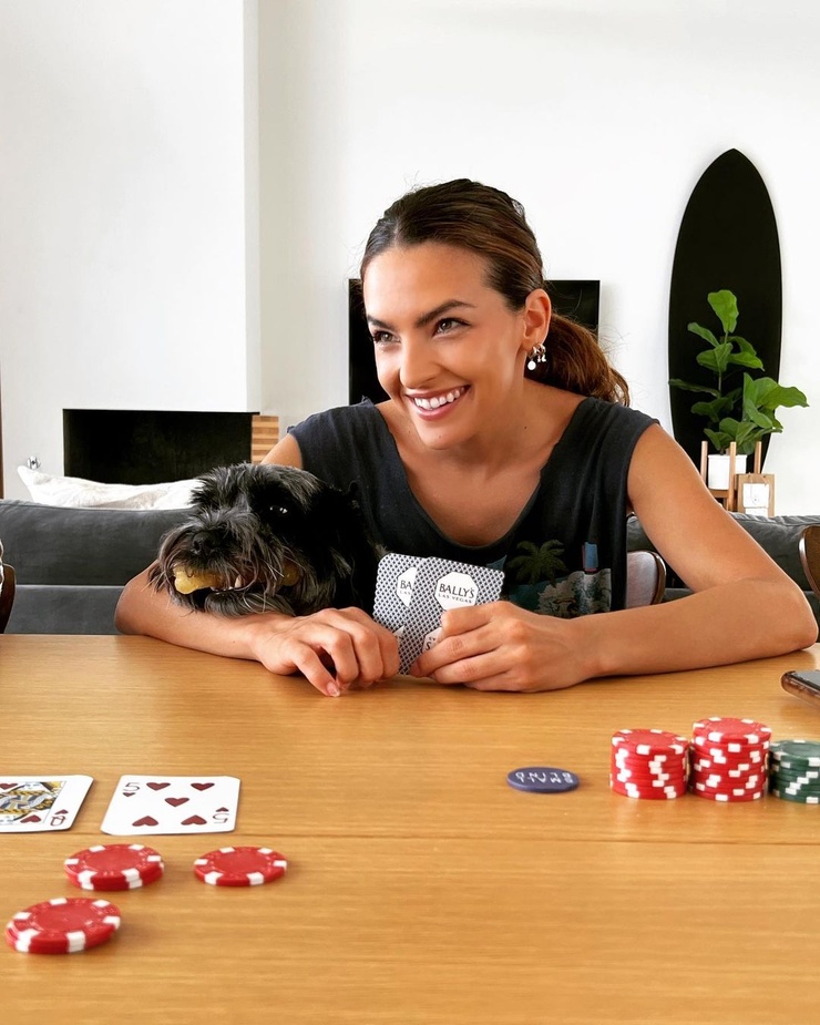 Kayla Compton picture