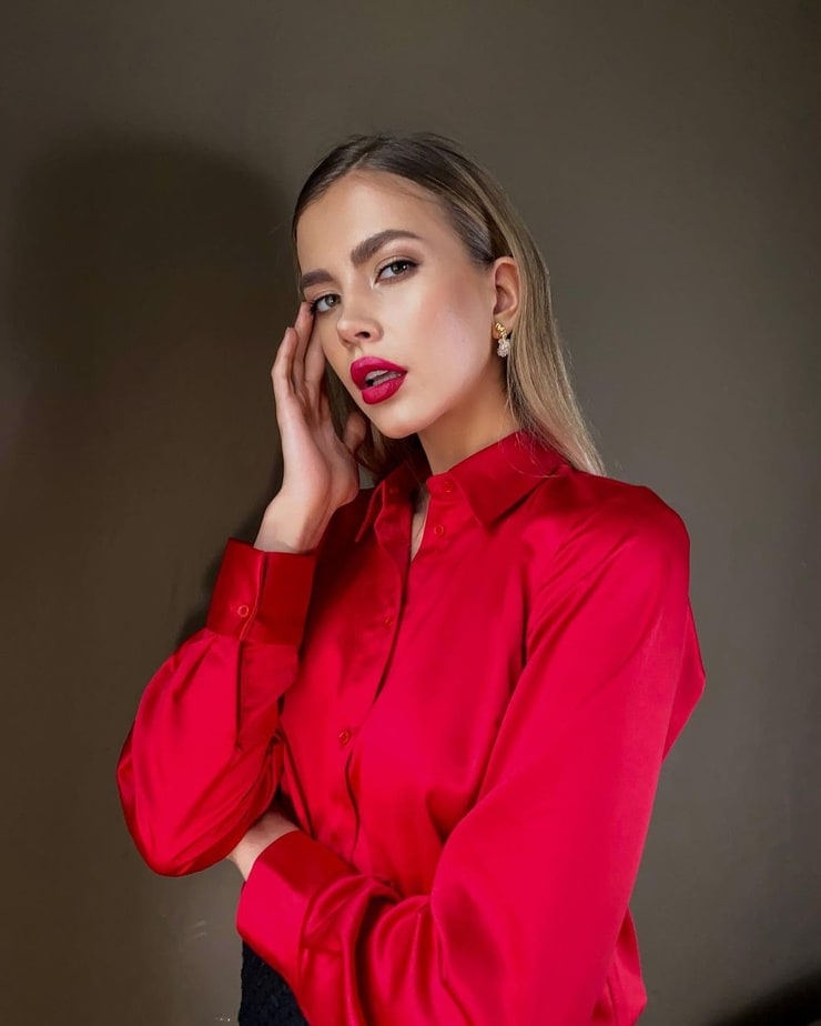 MARIANA BECKOVA picture