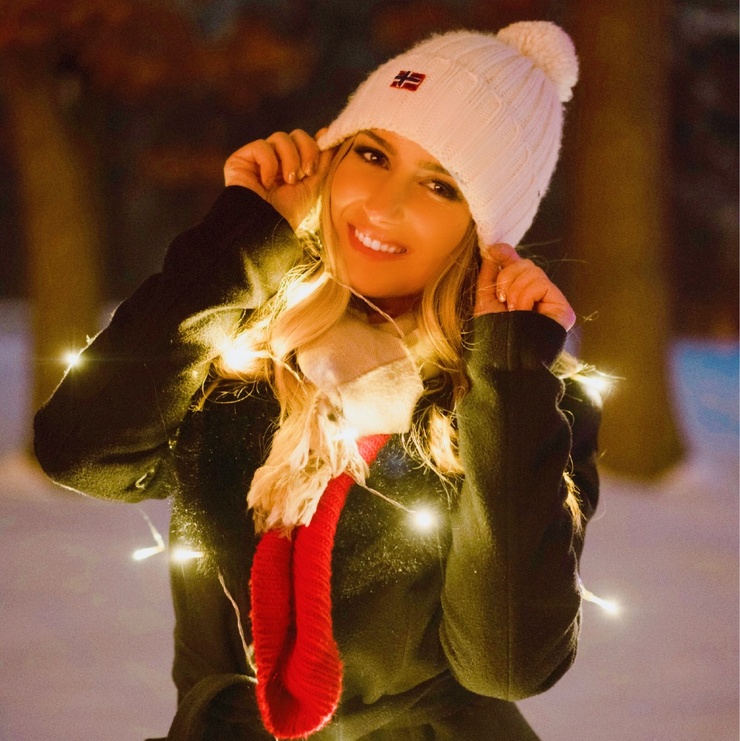 Picture of Elise Mosca.