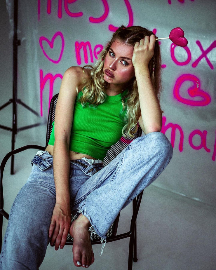 Picture of Luna (model)