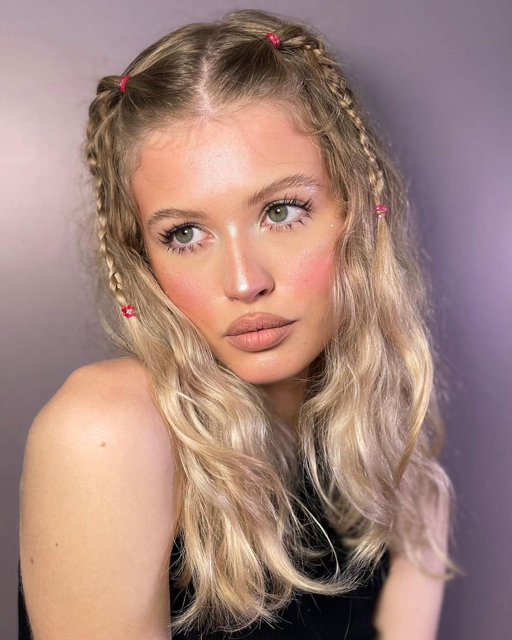 Picture of Luna (model)