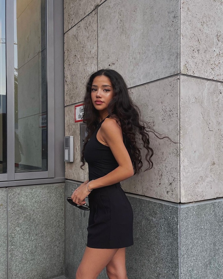 Picture of dina denoire