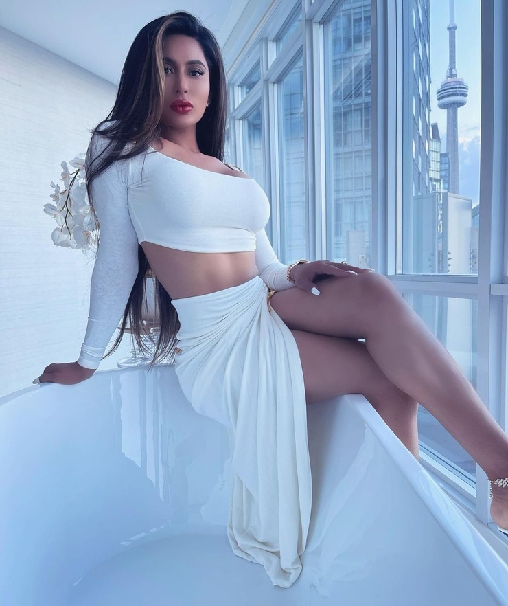 Amelia Maltepe picture