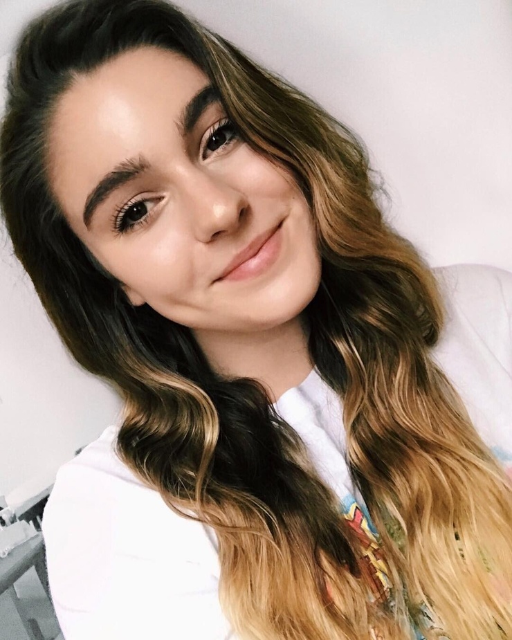 Picture of Taya Miller (cosplay model)