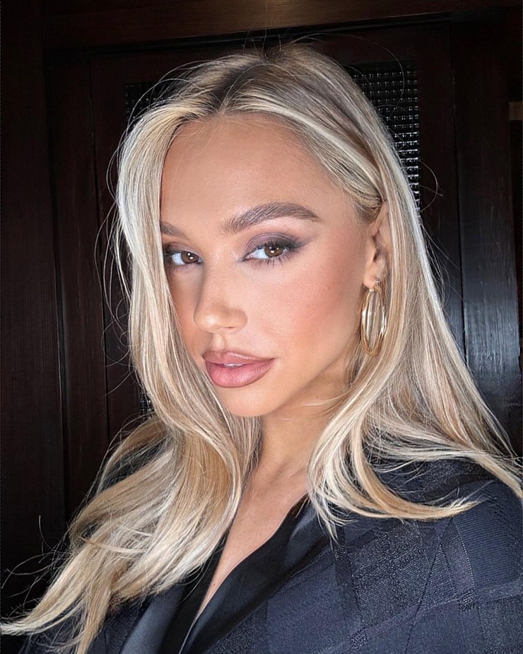 Picture of Alexis Ren