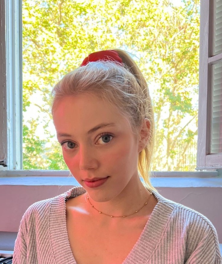 Picture of Grace Van Dien