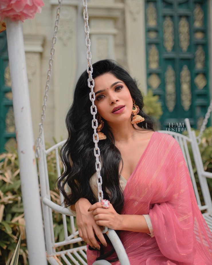 Picture of divya bharathi