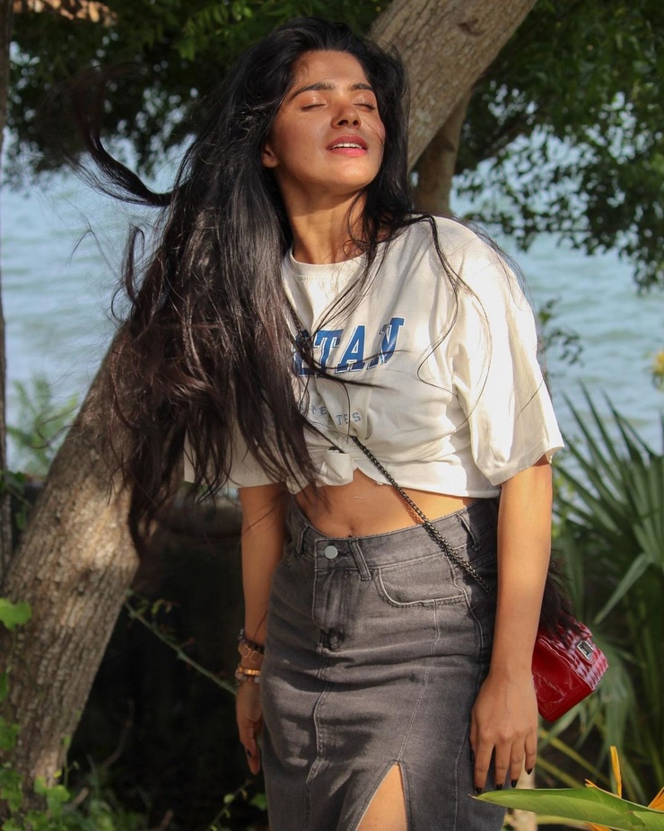 Picture of divya bharathi