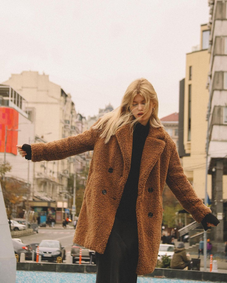 Luna (model) picture