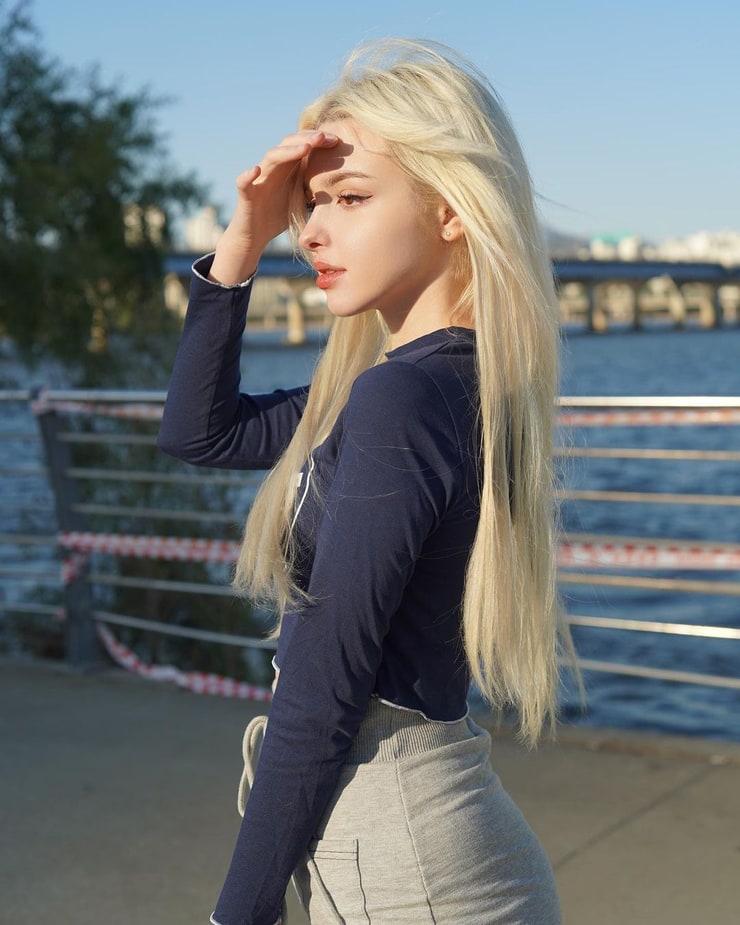 Elina Karimova image