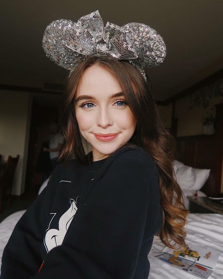 Acacia Brinley image