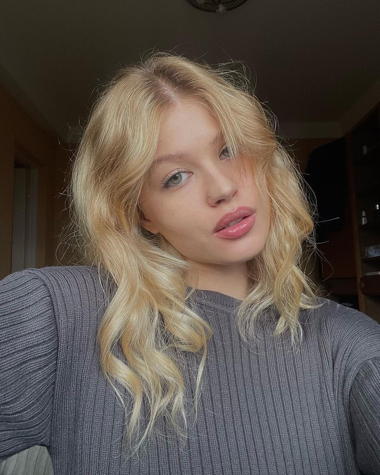 Picture of Luna (model)