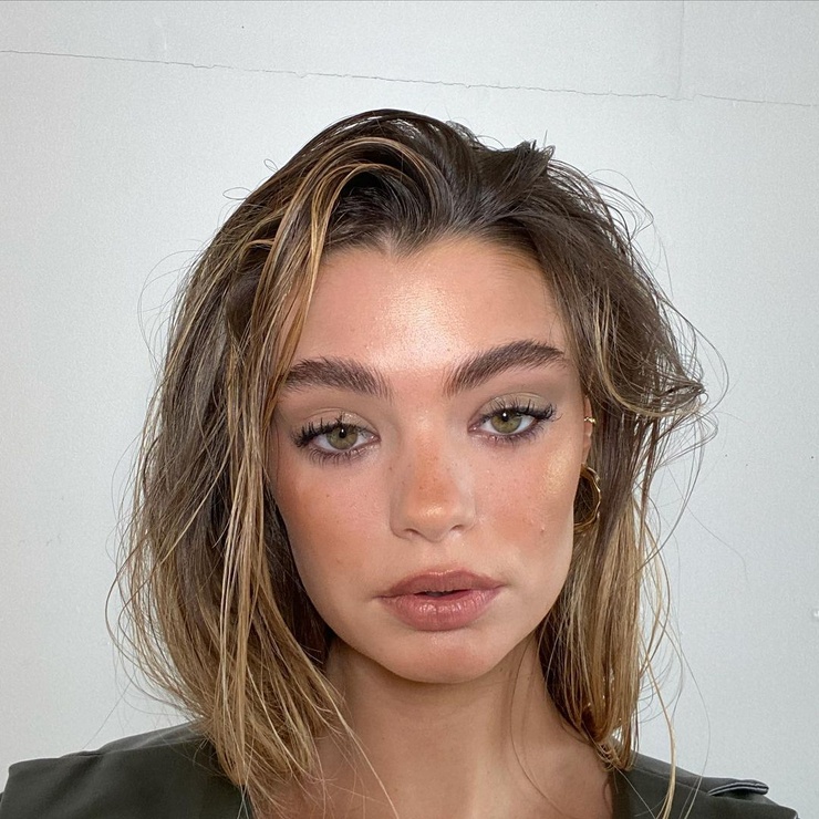 Picture of Lily Neale