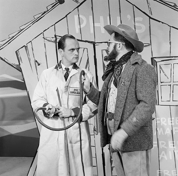 Bob Newhart, Joe Flynn