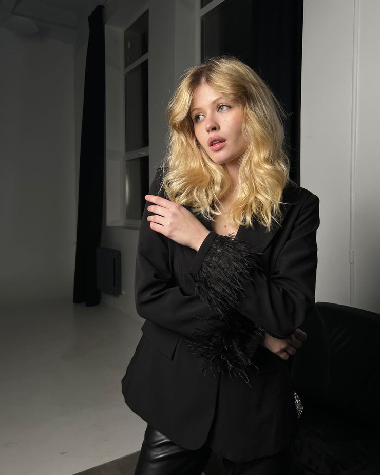 Picture of Luna (model)