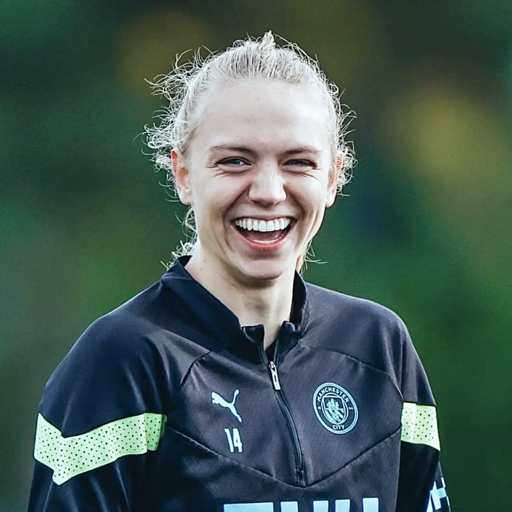 Picture of Esme Morgan