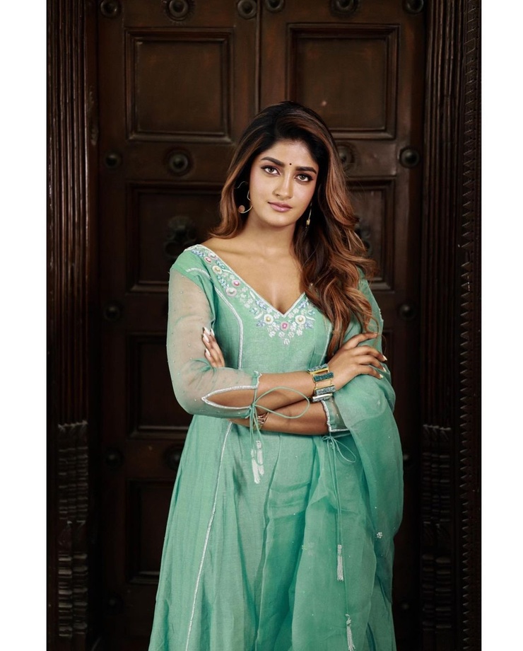 Picture of Dimple Hayathi