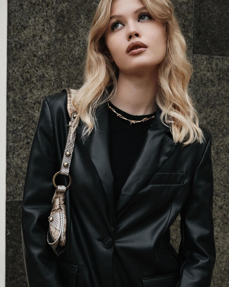 Picture of Luna (model)