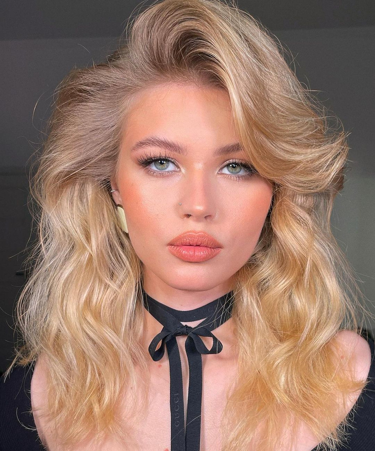 Picture of Luna (model)