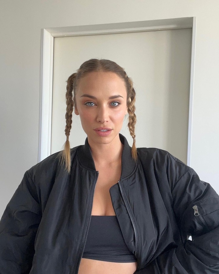 Picture of Agathe Teyssier (model)