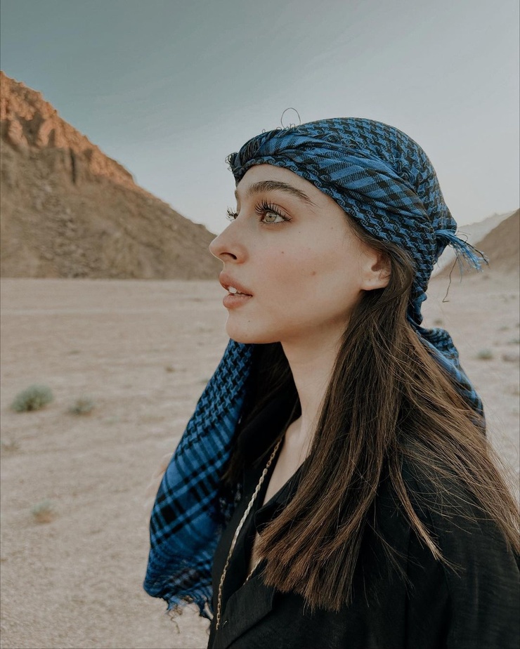 Cemre Baysel picture