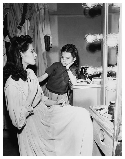 Yvonne De Carlo, Beverly Simmons