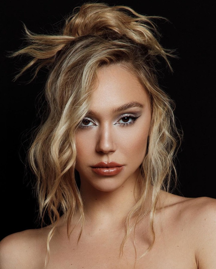 Alexis Ren picture