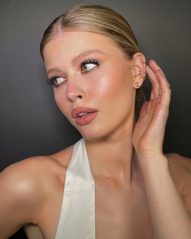 Luna (model) picture