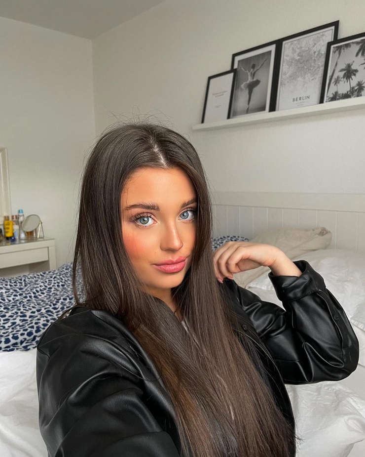 Gina Cristina image