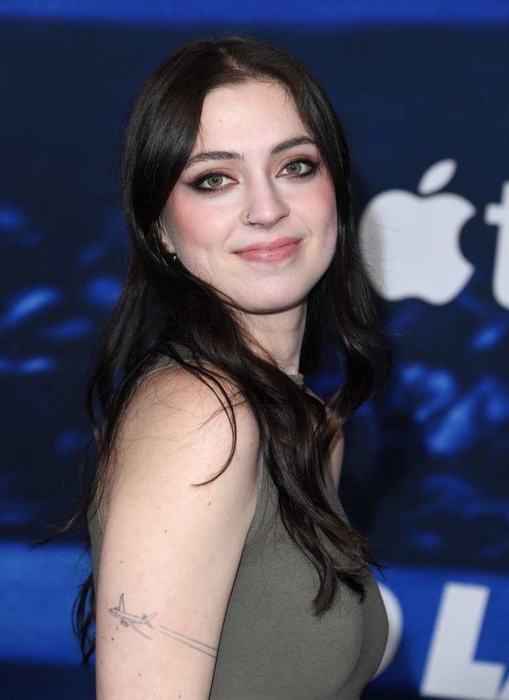 Lizzy McAlpine image