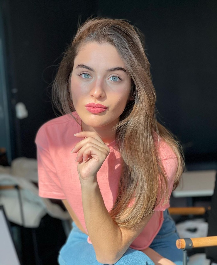 Çagla Simsek picture