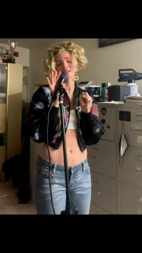 Elena Kampouris picture