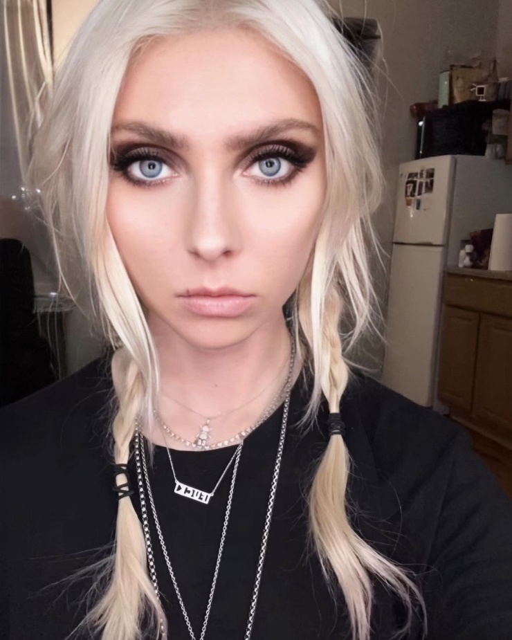 Picture of Taylor Momsen