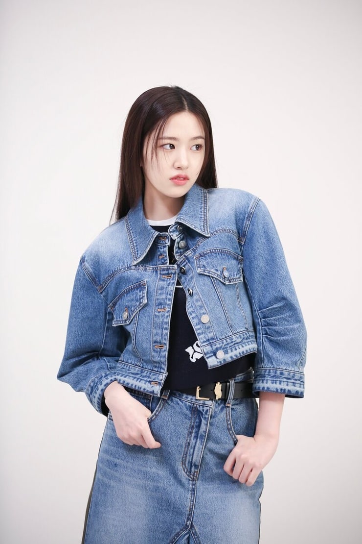 Picture of Ahn Yujin