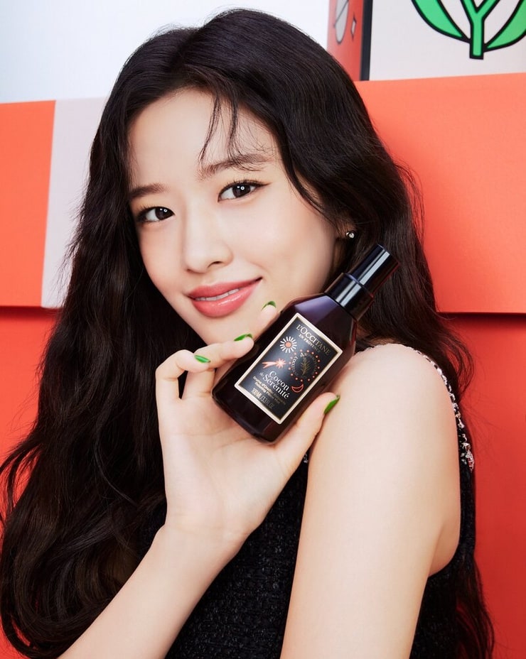 Picture of Ahn Yujin