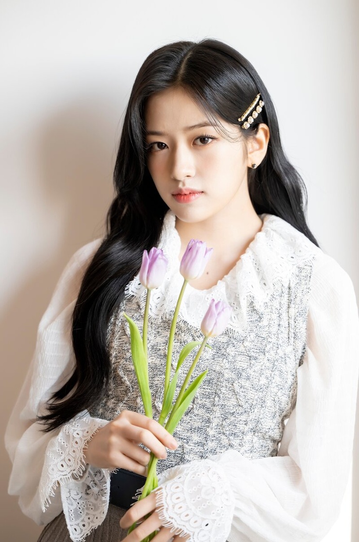 Picture of Ahn Yujin