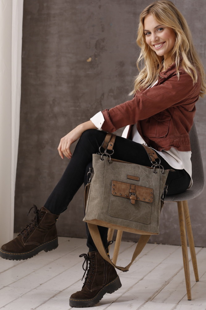 Bettina Muller model image