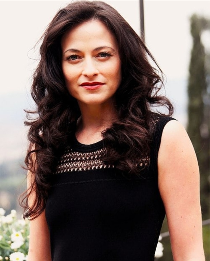 Lara Pulver image