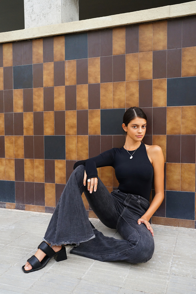 Image of ABRIL TARES