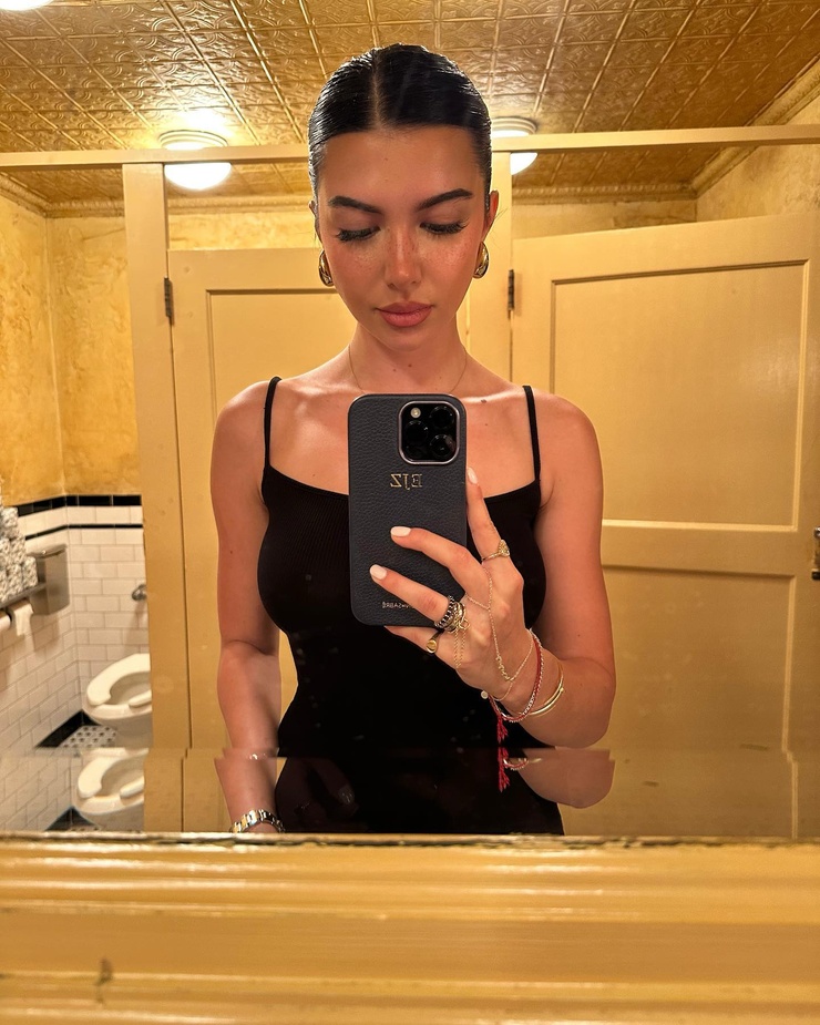 Picture of Ellie Zeiler